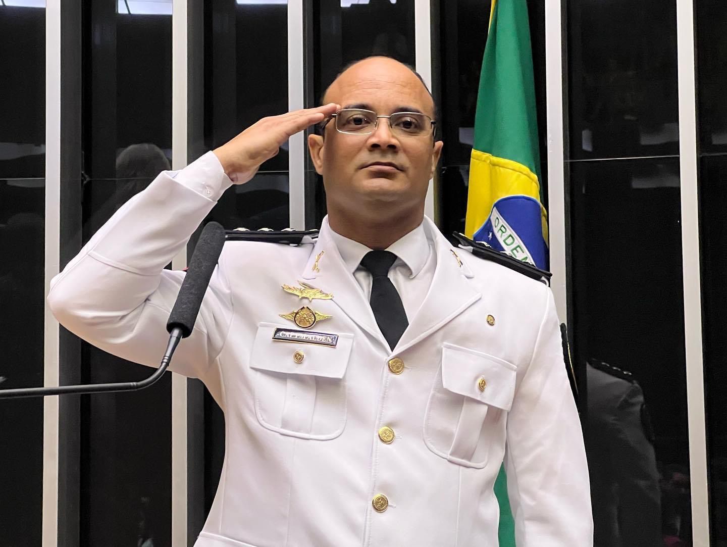 Capitão Alden assina “PEC da Vida” e enfatiza apoio ao porte e posse de ... Capitão Alden assina “PEC da Vida” e enfatiza apoio ao porte e posse de ...